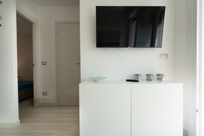 Apartamento, 2 quartos | Televisão