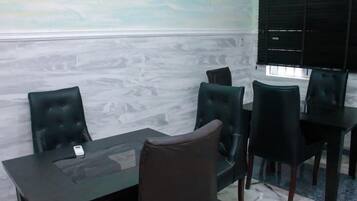 Pequeno-almoço inglês diário mediante uma taxa