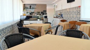 Pequeno-almoço continental mediante uma taxa 