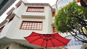 Um edifício de vários andares com um café chamado 
