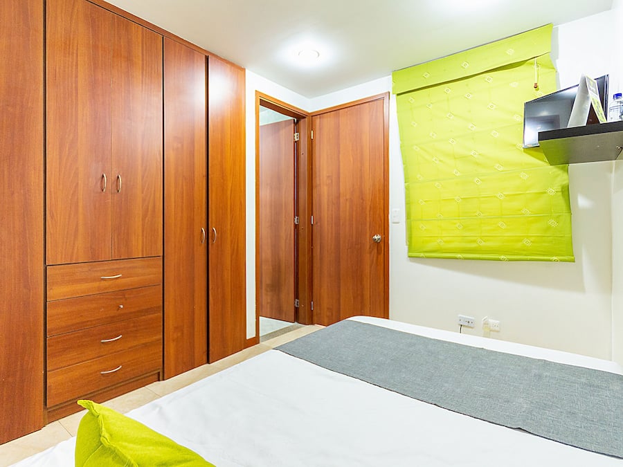 Quarto solteiro standard | Roupas de cama antialérgicas, escrivaninha, Wi-Fi de cortesia