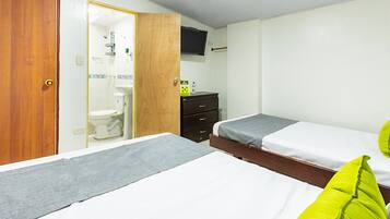 Quarto Triplo Standard | Roupa hipoalergénica, secretária, Wi-fi grátis, roupa de cama fornecida