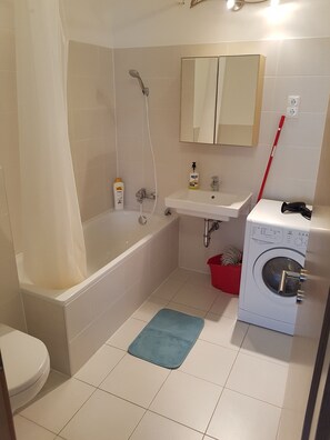 Estúdio | Casa de banho | Uma banheira, artigos de higiene pessoal grátis, um secador de cabelo 