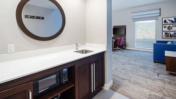 Quarto, 1 cama King, acessível (Mobility & Hearing, Roll-in Shower) | Escrivaninha, espaço de trabalho para notebook, Wi-Fi de cortesia