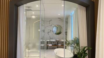 Suite Opera | Banheiro | Chuveiro, produtos de toalete grátis, secador de cabelo