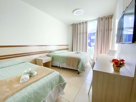 Suíte deluxe, acessível | Frigobar, Wi-Fi de cortesia, roupa de cama