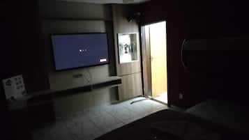 Quarto Duplo de Luxo | Minibar, cortinas/cortinados opacos, ferro/tábua de engomar