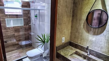 Quarto Duplo Royal | Casa de banho | Um polibã, um chuveiro fixo, toalhas fornecidas, sabão