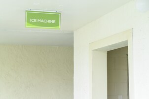 Quarto com placa indicando máquina de gelo.