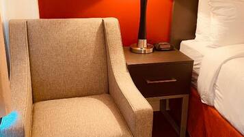 Quarto standard, 1 cama Queen, acessível, para não fumantes | Escrivaninha, ferros/tábuas de passar roupa, Wi-Fi de cortesia