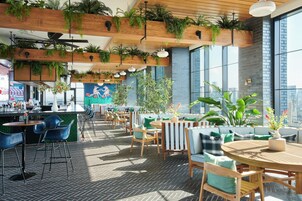 Este bar no terraço do hotel, junto à piscina, aberto diariamente 