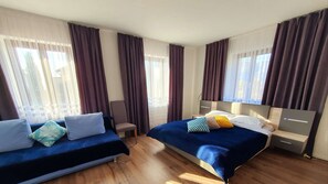 Quarto Triplo Panorâmico | Edredões de penas, camas de colchão viscoelástico, minibar, secretária 