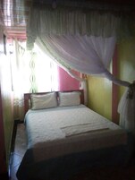 Quarto Duplo | Secretária, roupa de cama fornecida 