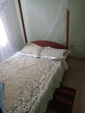 Quarto solteiro | Escrivaninha, cortinas blackout, ferros/tábuas de passar roupa