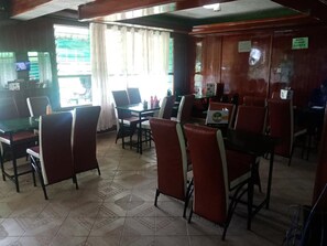 Café da manhã, almoço e jantar; local e internacional