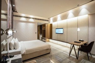 Quarto Duplo Deluxe, 1 cama king-size | Minibar, cofre no quarto, secretária 