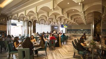 Café da manhã com buffet todos os dias (INR 500 por pessoa)