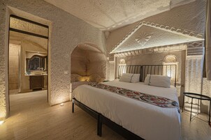 Quarto luxo | Frigobar, cofres nos quartos, individualmente mobiliados, escrivaninha