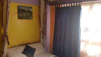 Quarto Standard | Camas de colchão viscoelástico, secretária, cortinas/cortinados opacos