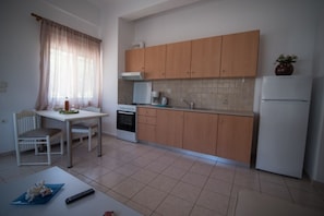 Apartamento, 1 quarto | Cozinha privada | Um frigorífico, uma placa de cozinha, uma cafeteira/bule 
