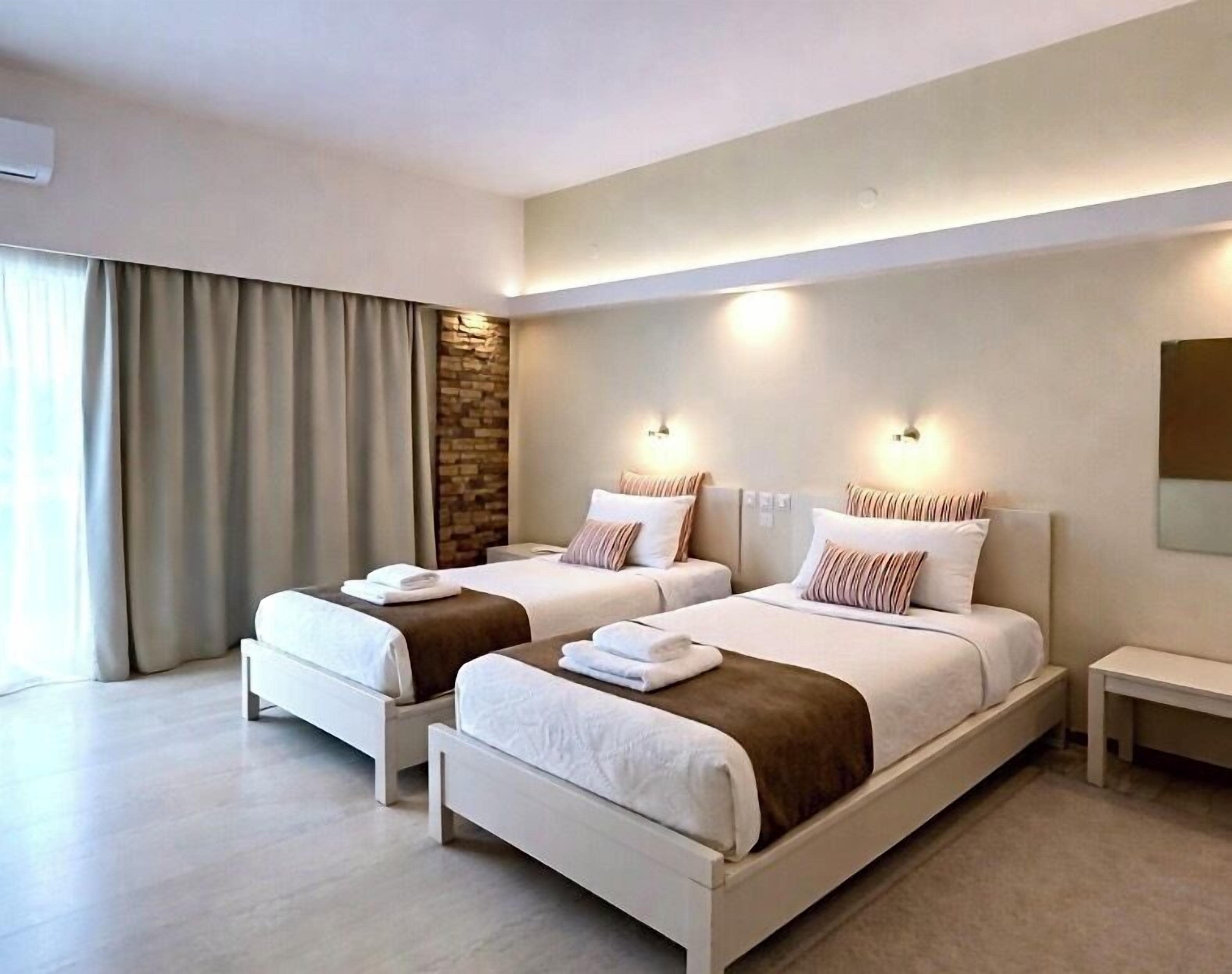 Quarto duplo econômico, 2 camas de solteiro, para não fumantes | Roupas de cama de algodão egípcio, roupas de cama premium, frigobar