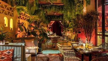 2 restaurantes, café da manhã, culinária mediterrânea