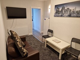 Apartamento | Área de estar | TV de tela plana 30 polegadas com canais digitais, TV
