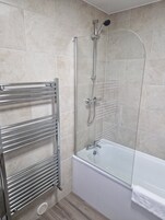 Apartamento | Casa de banho | Uma combinação polibã/banheira, uma banheira de imersão total 