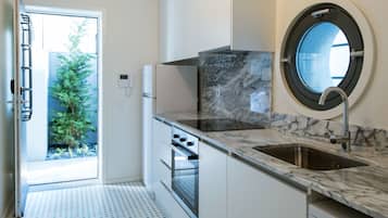 Apartamento, 2 quartos (Fontainhas) | Cozinha privada | Geladeira grande, micro-ondas, fogão, cooktop