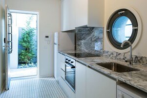 Apartamento, 2 quartos (Fontainhas) | Cozinha privada | Uma máquina de café expresso, uma cafeteira/bule