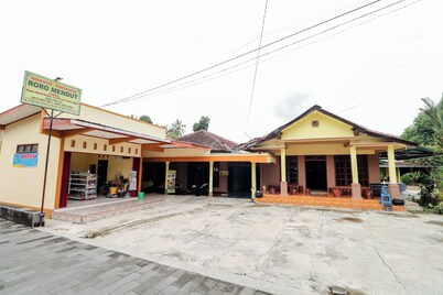 Penginapan Roro Mendut Syariah by Zuzu