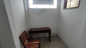 Quarto Individual Deluxe (with AC) | 1 quarto, Wi-fi grátis, roupa de cama fornecida