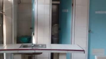 Quarto Individual (with Fan) | Casa de banho | Um polibã, toalhas fornecidas