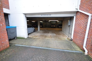 Entrada de um estacionamento com uma placa indicando 'MAX HEADROOM 2.2M'.