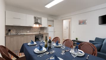 Apartamento, 2 quartos | Cozinha privada | Um frigorífico, um forno, uma placa de cozinha, Congelador
