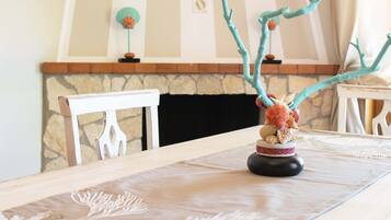 Apartamento, 2 quartos | Refeições no quarto