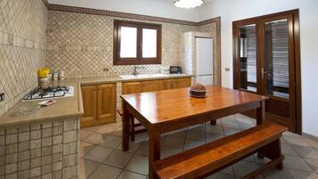 Apartamento, 4 quartos | Cozinha privada | Um frigorífico, um forno, uma placa de cozinha