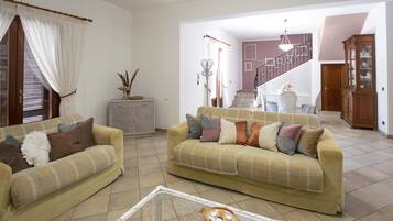 Apartamento, 4 quartos | Sala de estar | Televisor LCD