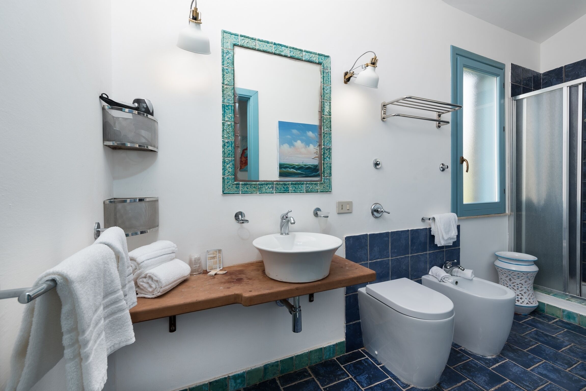 Apartamento, 4 quartos | Banheiro | Chuveiro, produtos de toalete grátis, secador de cabelo 