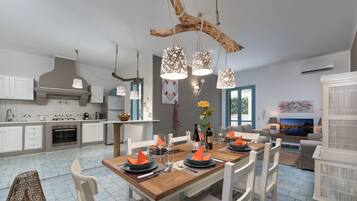 Apartamento, 4 quartos | Refeições no quarto