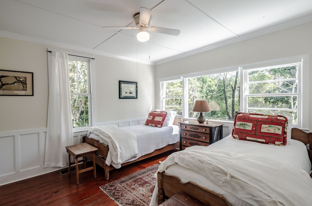 Charming, Historic Riverfront Lodge - Mobile, AL