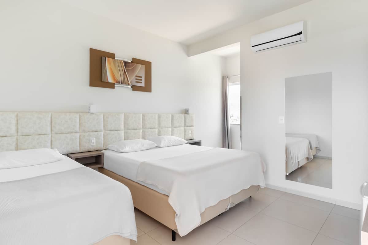 Quarto triplo, várias camas | Frigobar, Wi-Fi de cortesia