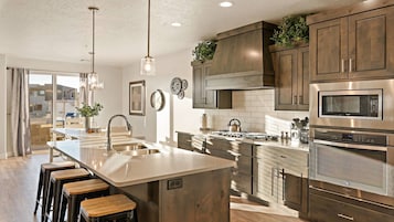 Casa, 4 quartos | Cozinha privada | Geladeira, micro-ondas, fogão, cooktop