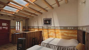Quarto casal família | Escrivaninha, ferros/tábuas de passar roupa, Wi-Fi, roupa de cama