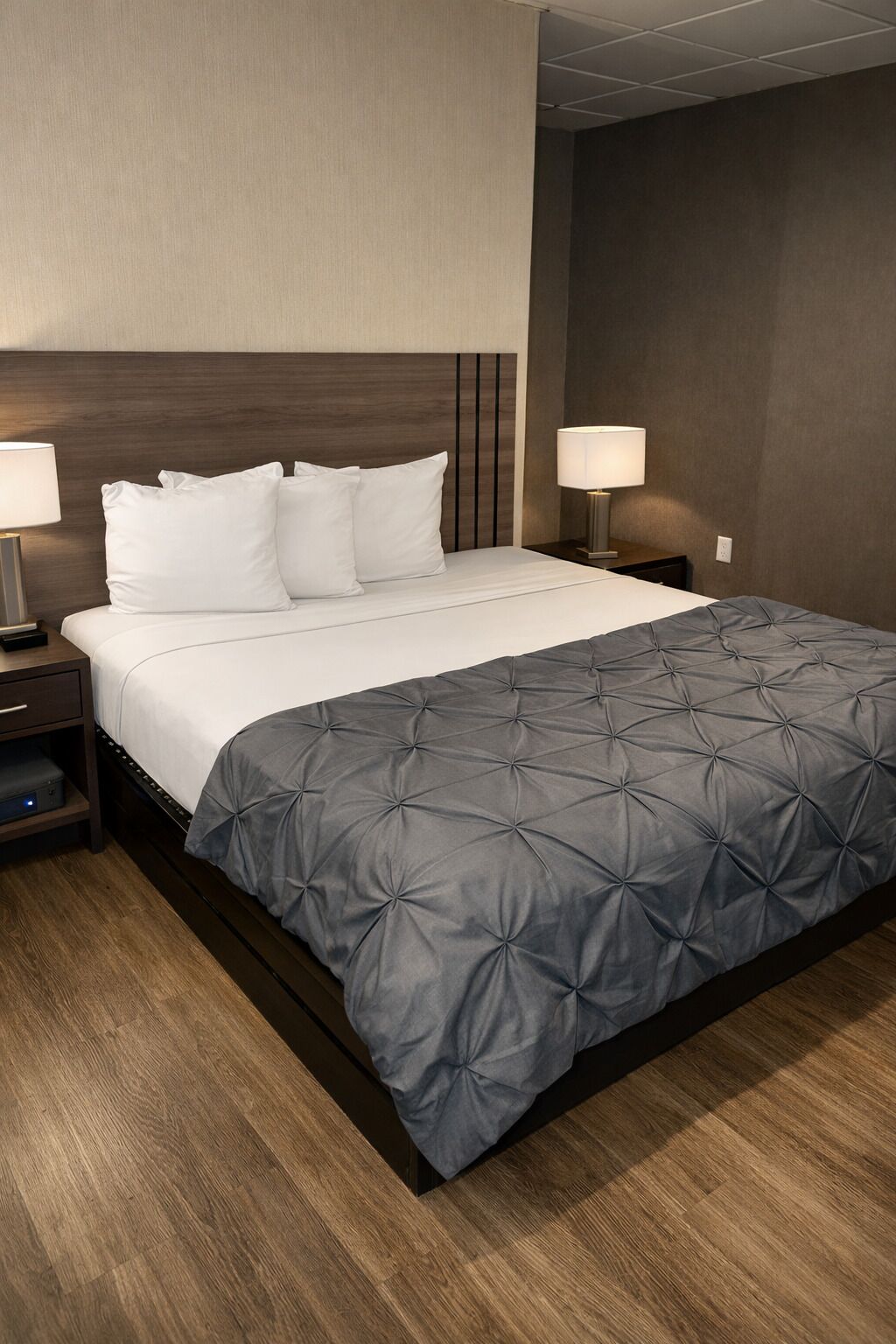 Secretária, ferro/tábua de engomar, roupa de cama fornecida 