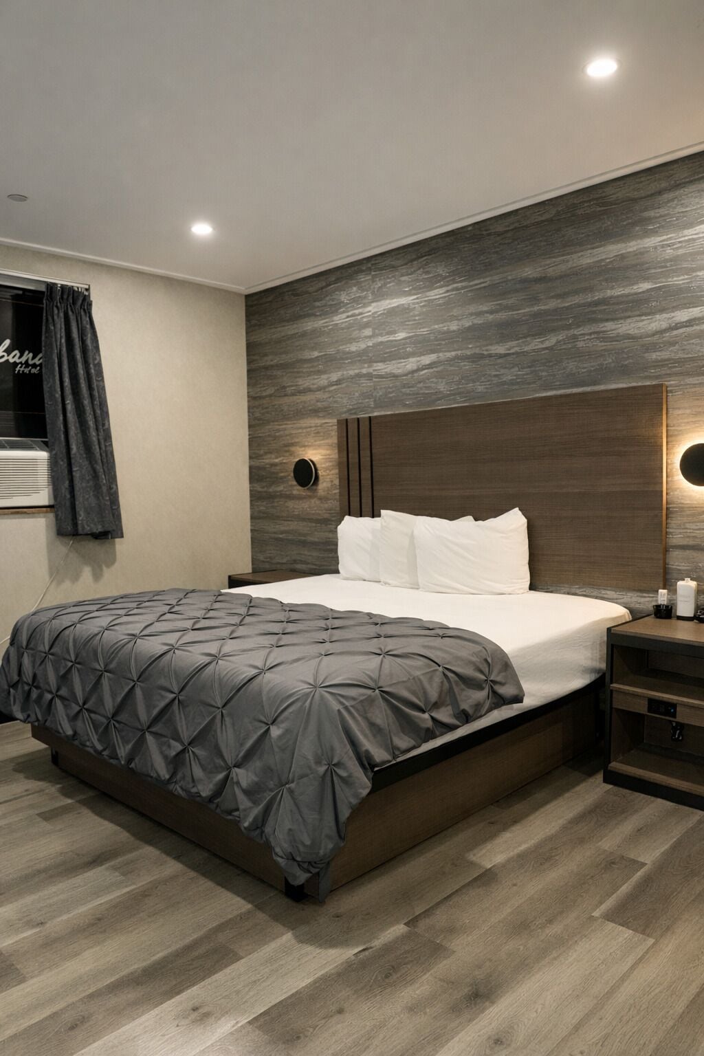 Quarto Individual Superior | Secretária, ferro/tábua de engomar, roupa de cama fornecida 