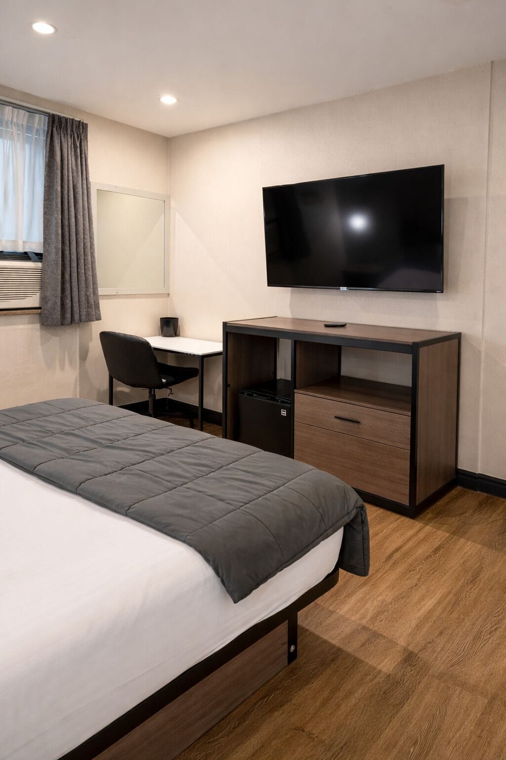 Secretária, ferro/tábua de engomar, roupa de cama fornecida 