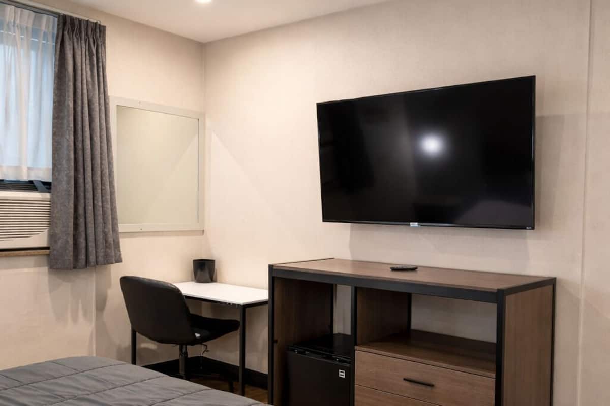 Secretária, ferro/tábua de engomar, roupa de cama fornecida