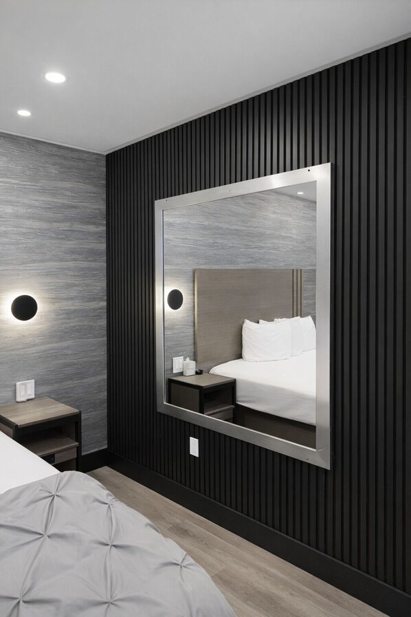 Quarto Individual Superior | Secretária, ferro/tábua de engomar, roupa de cama fornecida 