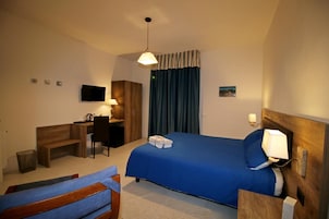 Frigobar, escrivaninha, cortinas blackout, Wi-Fi de cortesia